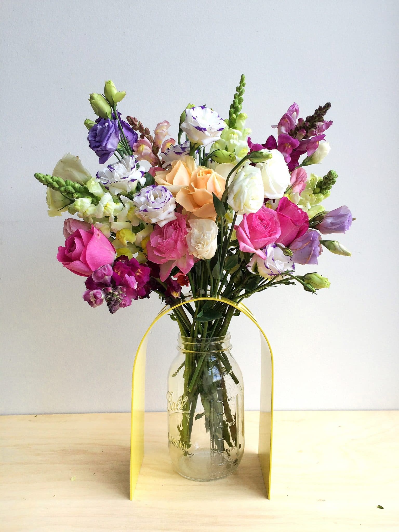 Modern Flower Vase For A Unique Way to Make Flower Arrangements